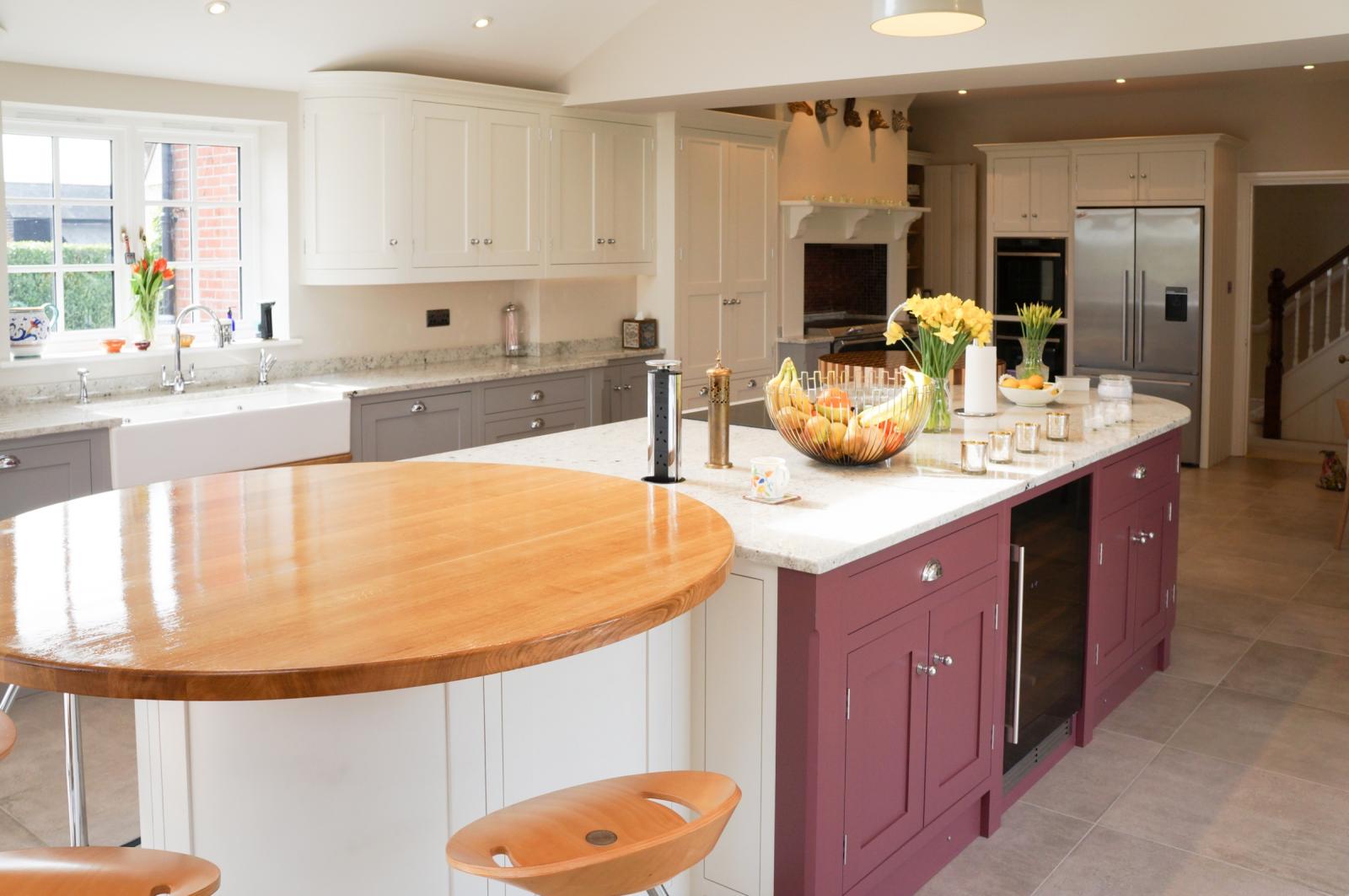 Curve Appeal 2 - New England style kitchen bespoke handmade Simons ...